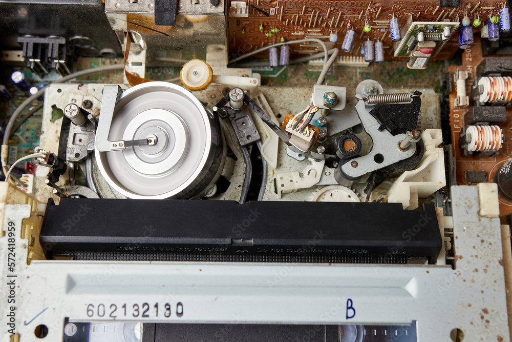 Fotka „Loading a VHS tape and the operation of the tape extension ...