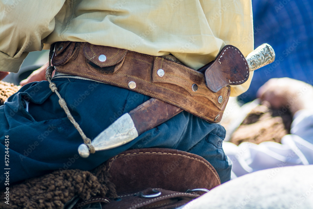 Detalle de facones o cuchillos gauchos durante la fiesta tradicional de ...