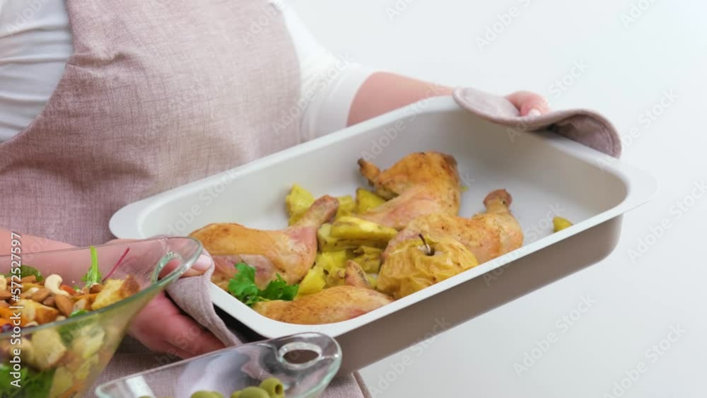 Vidéo Stock close-up of beige baking sheet on white background chicken ...