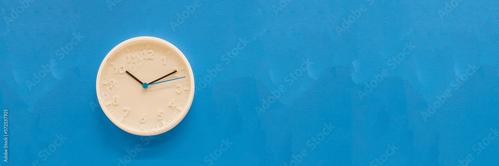 Fotografia do Stock: White big analogue plain wall clock on trendy ...