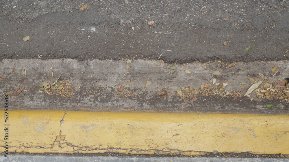 concepto textura de vista superior en el borde de la acera con lineas ...