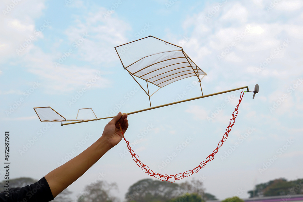 Rubber band powered airplane flies by using the release torque of the ...