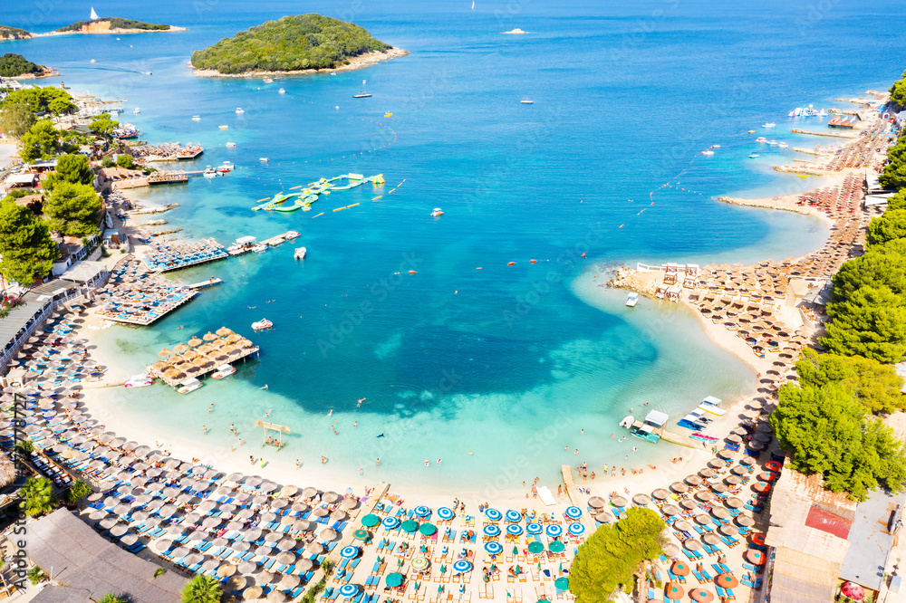 Foto de Ksamil beaches. Four islands. The bay. The Tetran Archipelago ...
