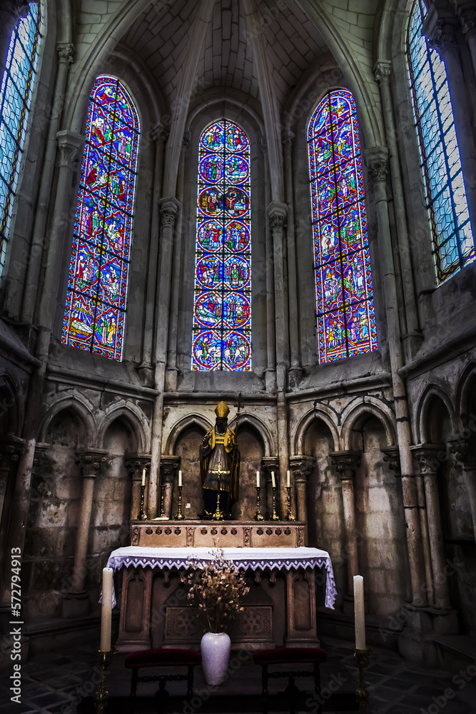 Interior of Le Mans Roman Catholic cathedral of Saint Julien ...