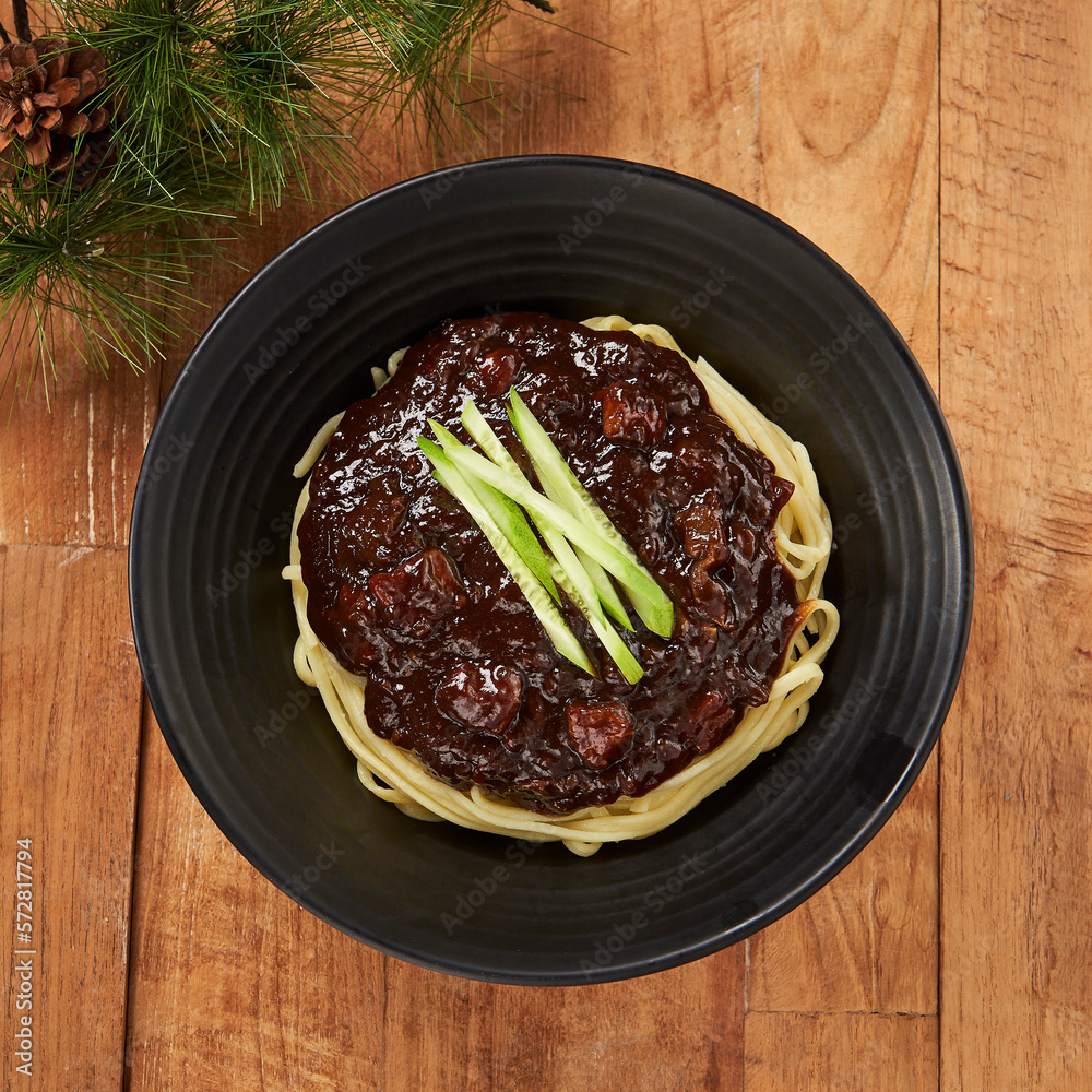 나무 바닥 위에 놓인 대표적인 중화요리 짜장면 Stock Photo | Adobe Stock