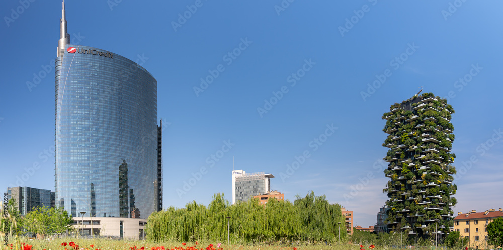 Milano, Italy. The iconic Unicredit tower and the Bosco Verticale ...