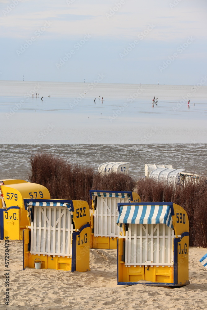 Foto de Strandkörbe am Strand der Nordsee mit Blick aufs Meer do Stock ...