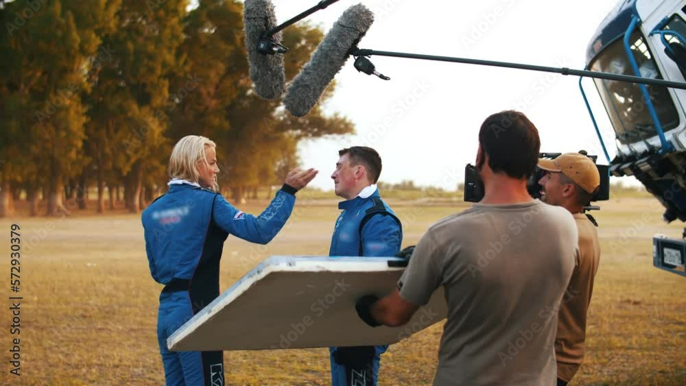 Video „The girl slapped the guy. The operator shoots a scene for the ...