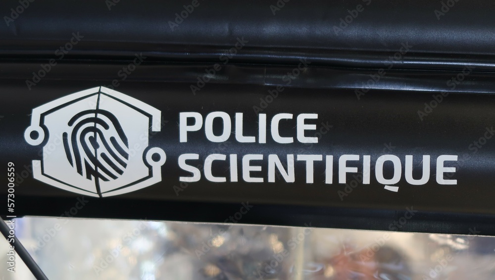 "Police scientifique" inscrit en français avec un logo en forme d ...
