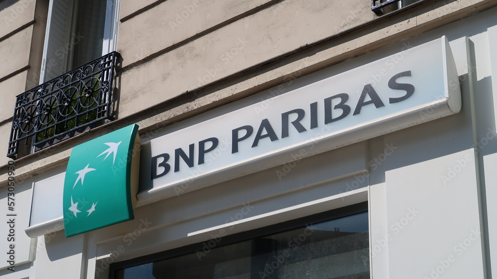 Enseigne / logo de l’entreprise BNP Paribas, célèbre banque française ...