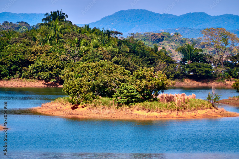 Presa Miguel del la Madrid en Temazcal Oaxaca México, embalse de agua ...