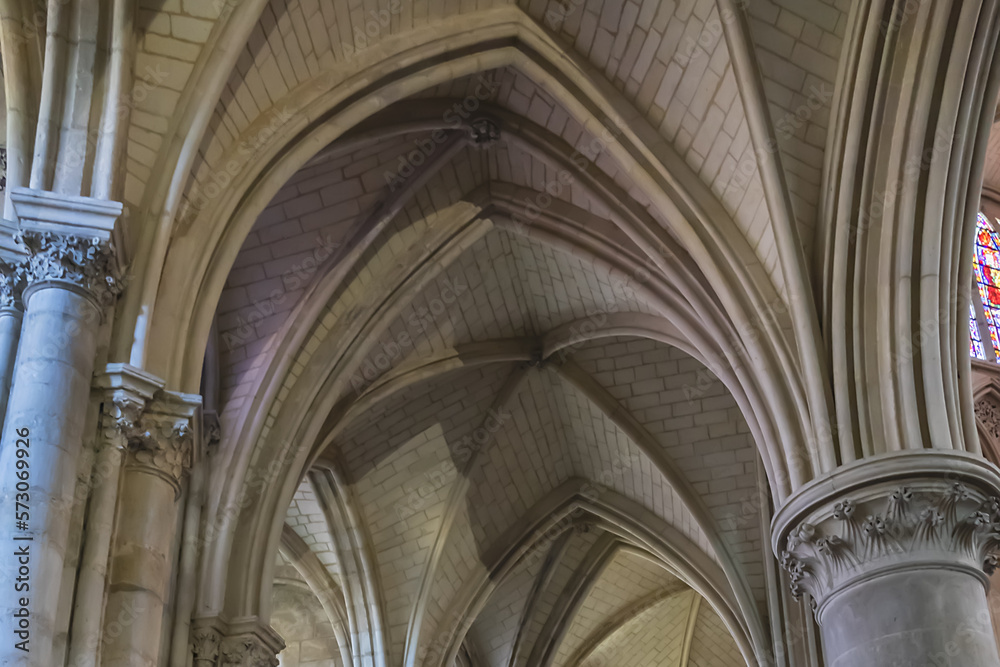 Interior of Le Mans Roman Catholic cathedral of Saint Julien ...