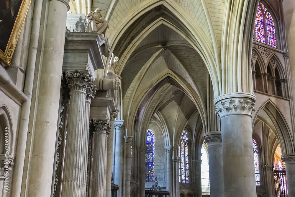 Interior of Le Mans Roman Catholic cathedral of Saint Julien ...