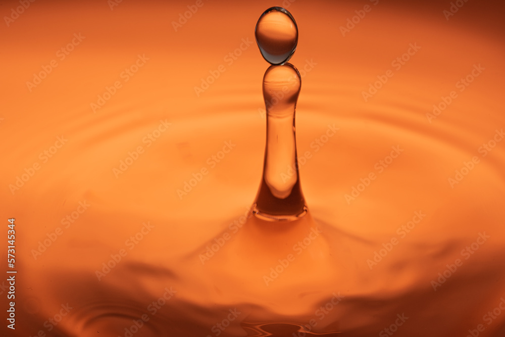 Mit dem Pluto-Trigger ausgelöste Makro-Wassertropfenfotografie mit ...