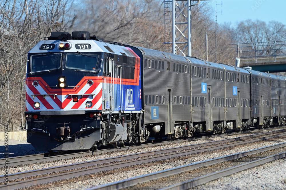 Fotografia do Stock: A Metra commuter train prior to arriving at the ...