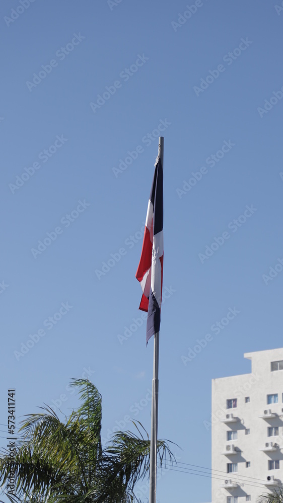 bandera de republica dominicana en lo alto del poste. bandera iconica ...