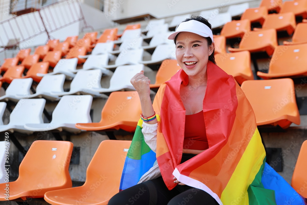 Foto de Happy and excited young female asian transgender LGBT sport fan ...