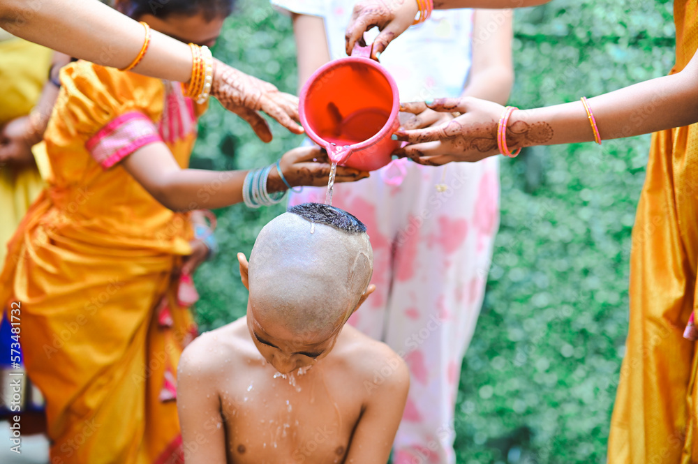 Foto de Boy Bathing for hindu worship ceremony. Holy spring water ...
