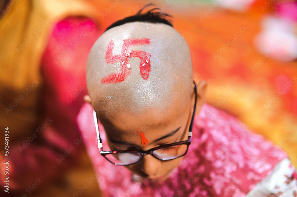 Foto de Hindu Swastik Sign in the head of Boy. Upanayana Ceremony for ...