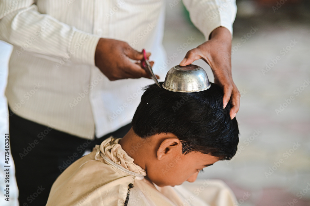 Foto de hairdresser cutting hair for Boy in Hindu ceremony. Upanayana ...