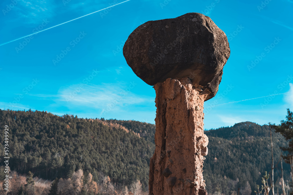 Foto de Huge rock supported by the tallest earth column in the world ...