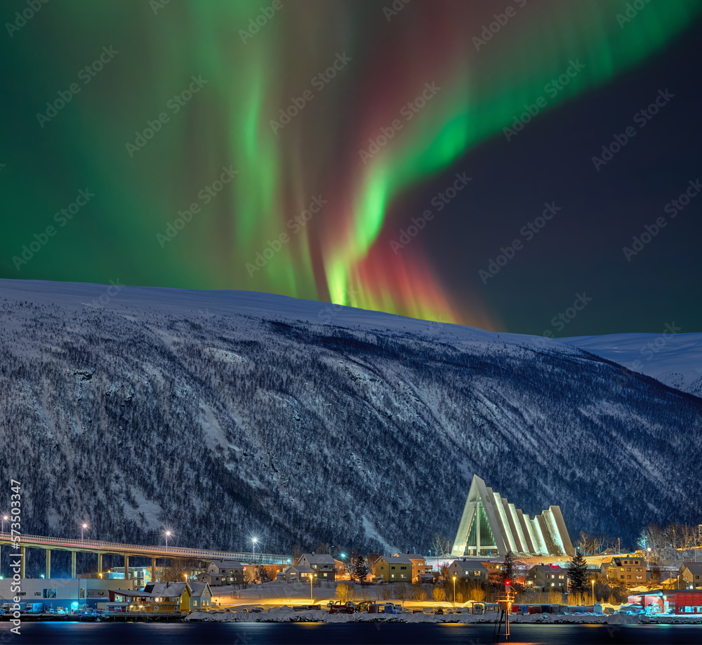 buntes Nordlicht in Tromso Eismeerkathedrale Norwegen Stock Photo ...