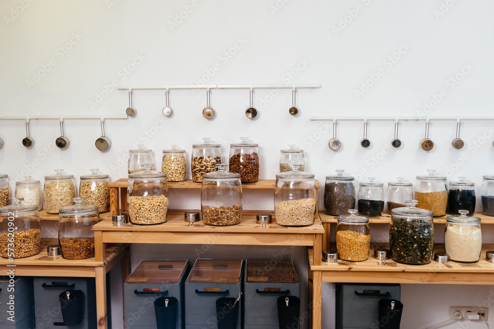 Foto de Zero waste shop interior. Wooden shelves with different food ...