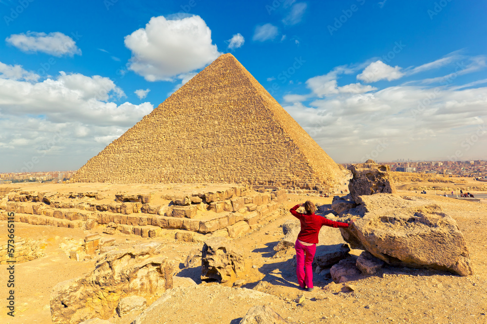 Woman admires the greatness of the pyramid of Khufu (Cheops) - the ...