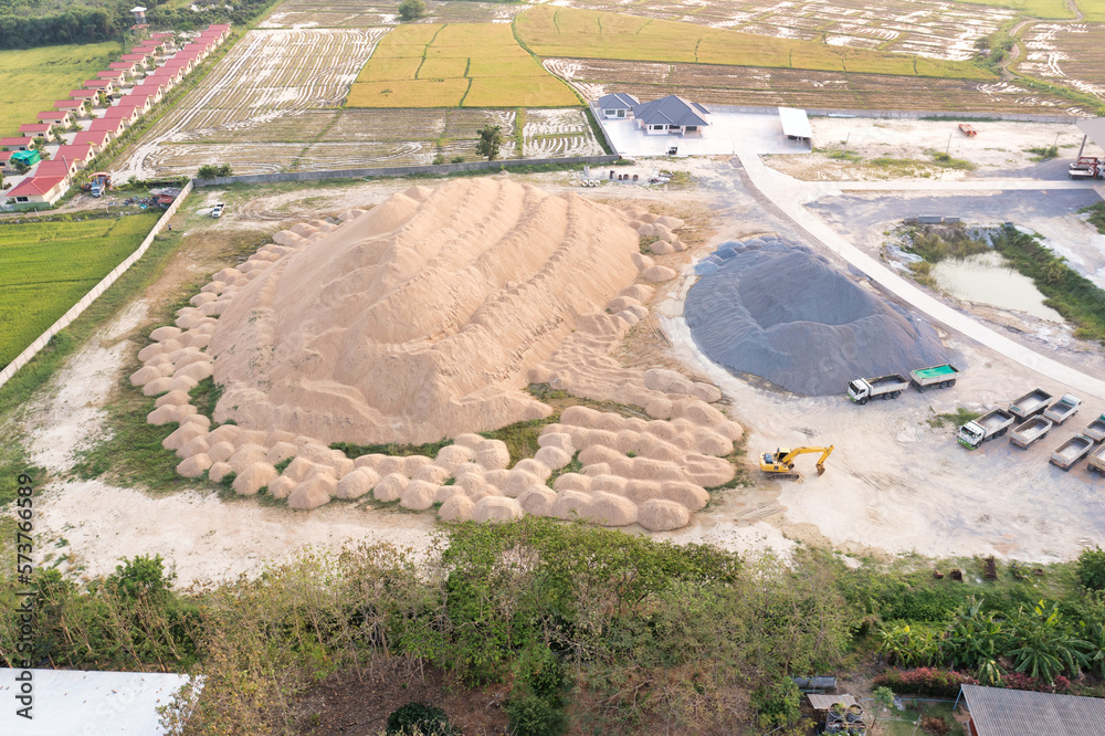 Foto de Pile of sand and rock or gravel in site, concrete plant in ...