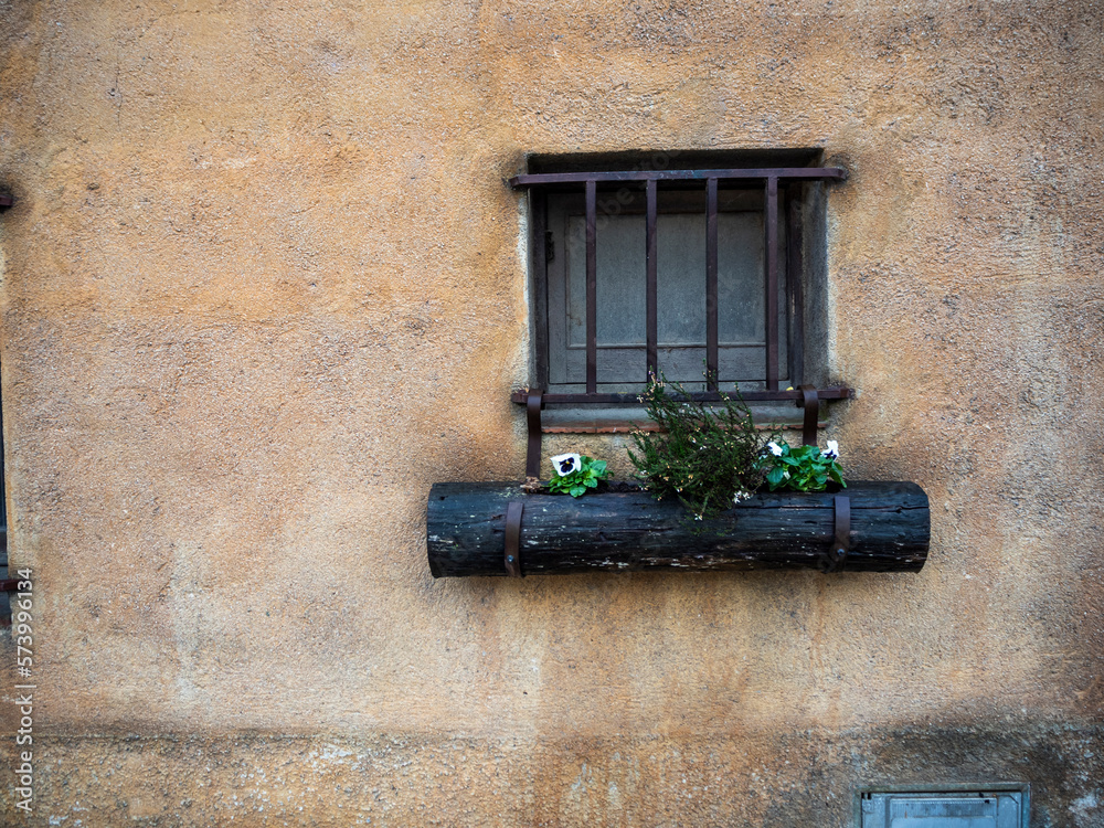 imagen detalle ventana con barrotes de hierro sobre una pared lisa, con ...