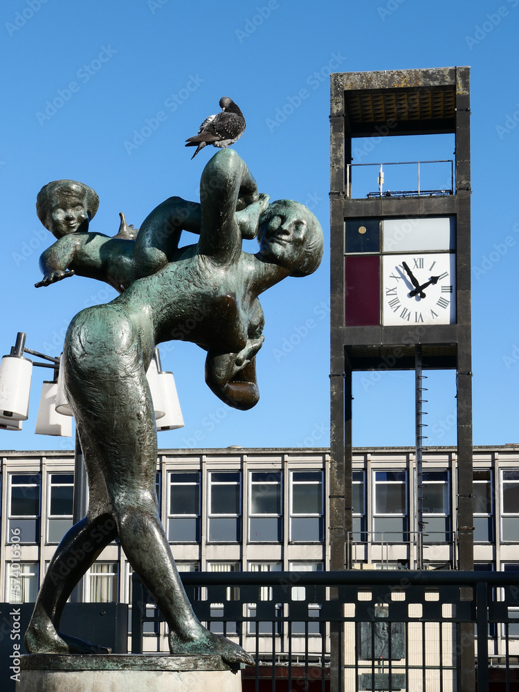 'Joyride' statue and Clock Tower, Stevenage Town Centre Stock Photo ...
