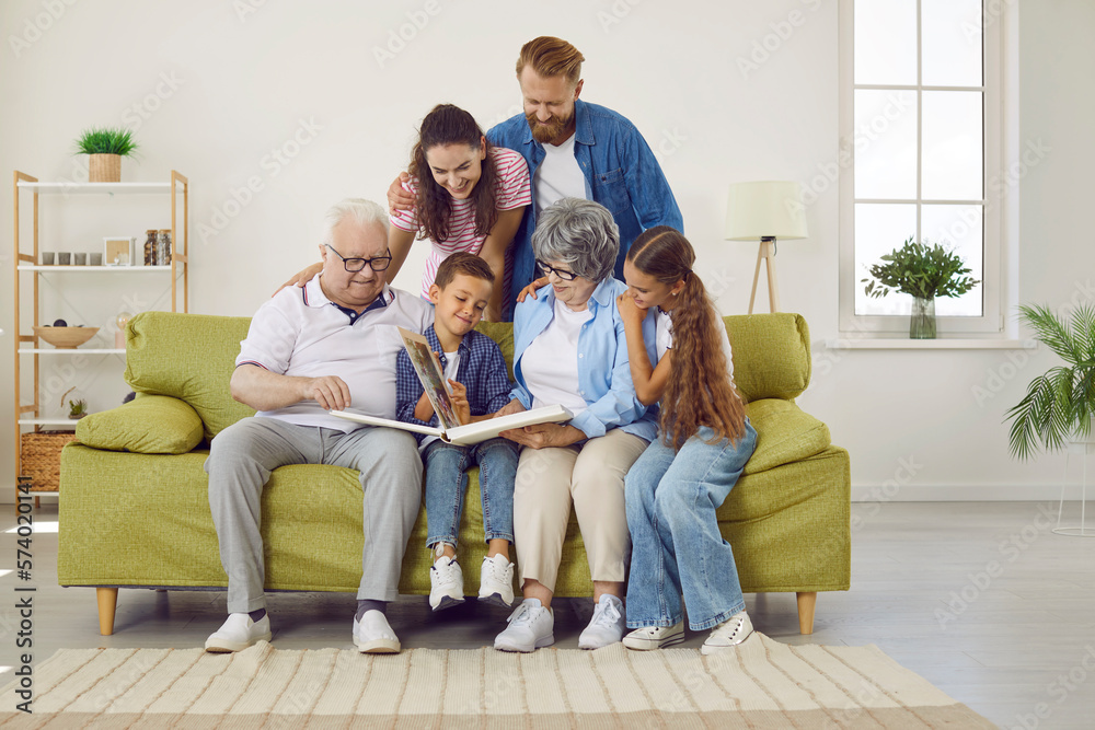 Foto de Happy friendly multigenerational family keep good memories of ...