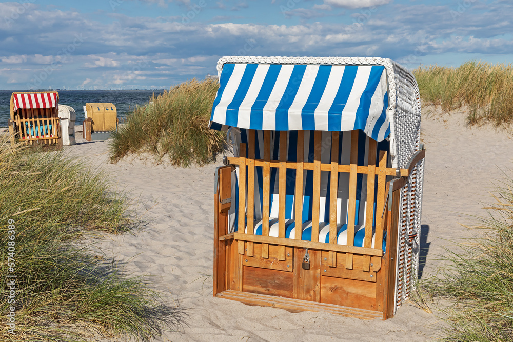 Strandkorb in den Dünen am Strand der Ostsee bei Heiligenhafen ...