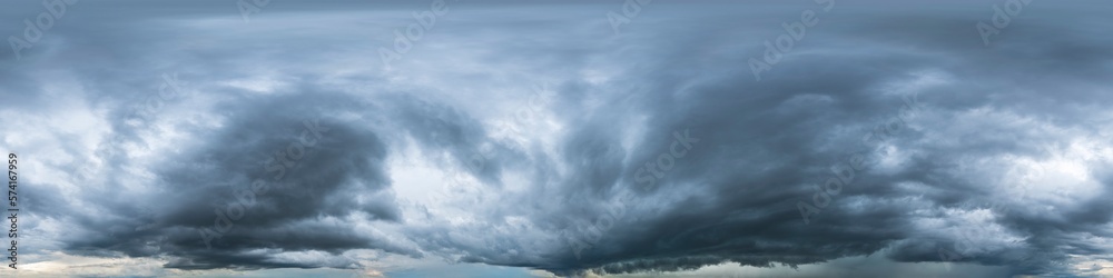 Nahtloses Himmels-Panorama mit aufziehendem Unwetter, 360-Grad-Ansicht mit dramatischen Wolken ...