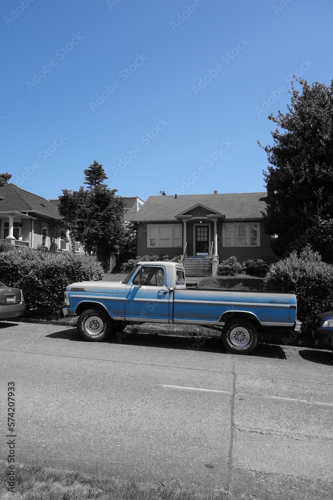 Pick up bleu devant une maison en noir et blanc Stock Photo | Adobe Stock
