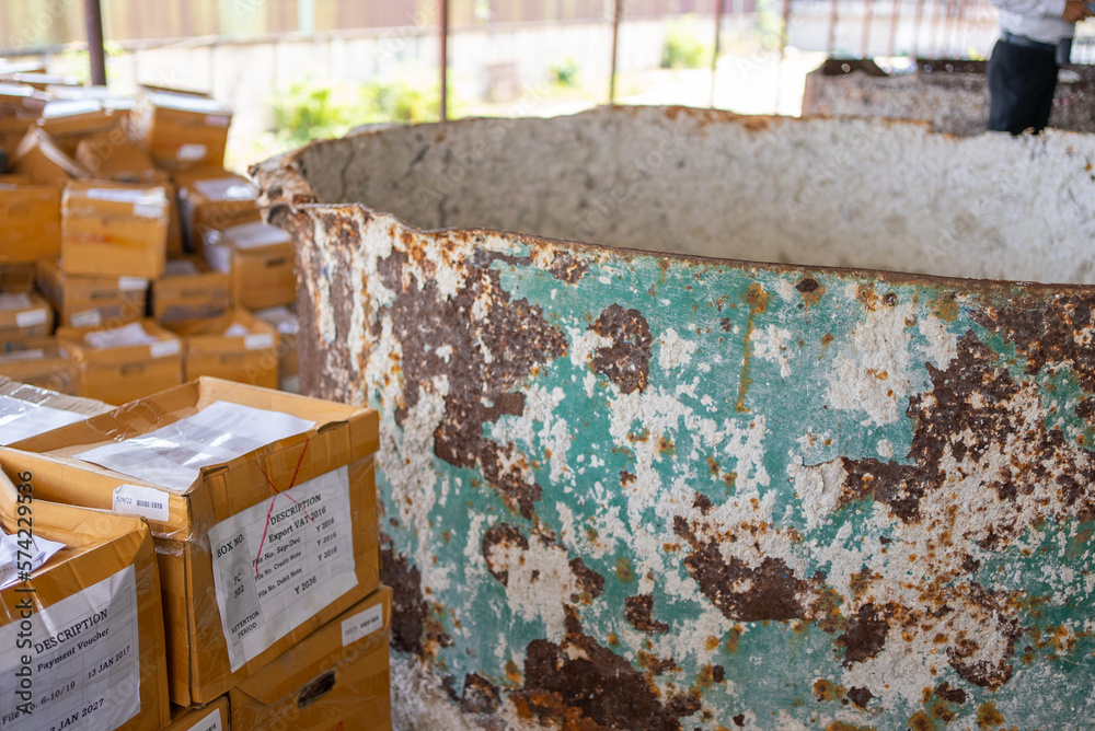 Recycling from used paper with a spinning process in a metal tank until ...