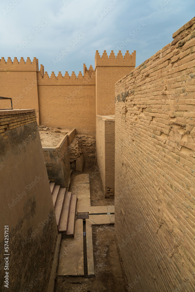 Babylon great walls with bas-relief on the original Ishtar gate ...