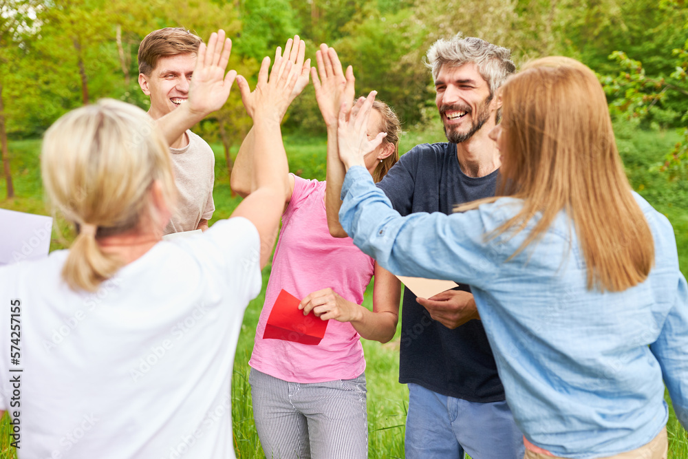 Leute beim High Five geben für Motivation und Teamgeist Stock Photo ...