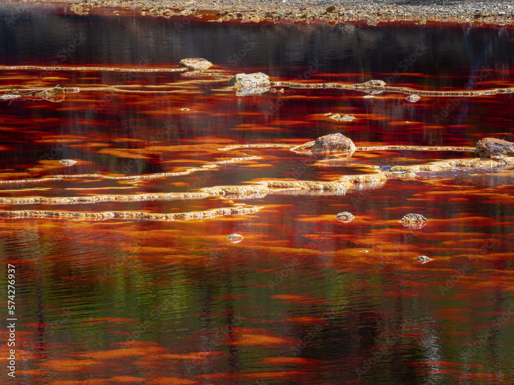 El Rio Tinto, provincia de Hueva. Su color característico se debe a la ...