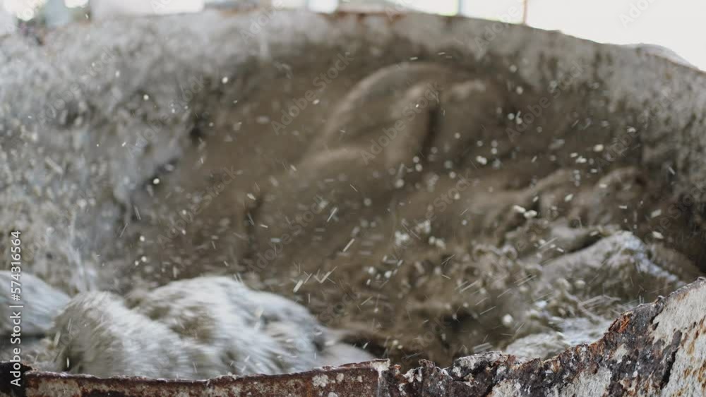 Recycling from used paper with a spinning process in a metal tank until ...