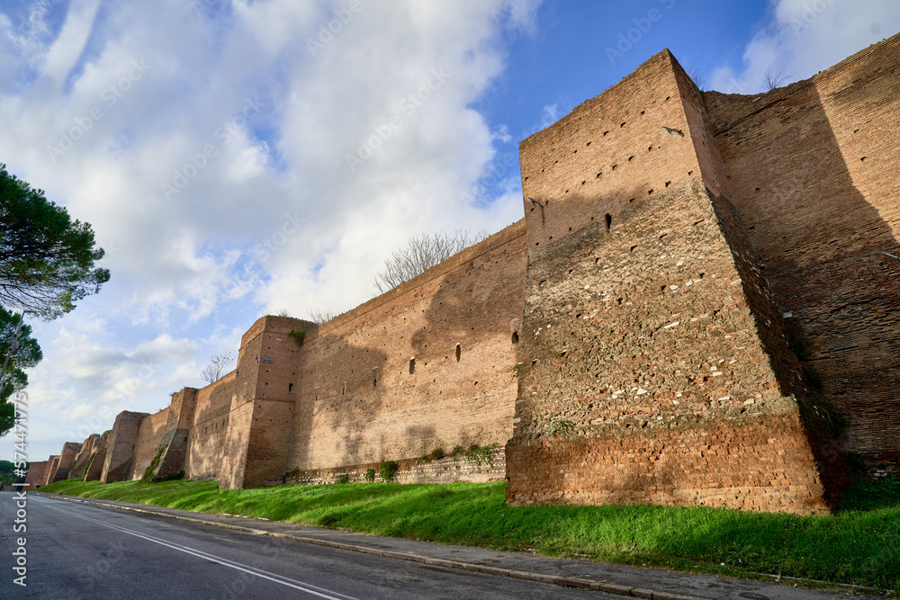 Reste der Stadtmauer von Rom, Aurelianische Mauer, Italien ภาพถ่ายสต็อก ...
