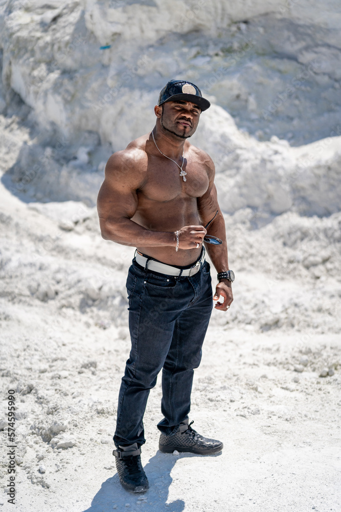 Foto de Shirtless muscular bodybuilder outdoor standing. Young athletic ...