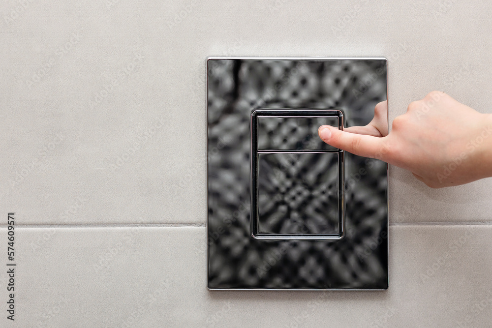 Foto de Flushing toilet with Chrome push button for Saving Water. Hand ...