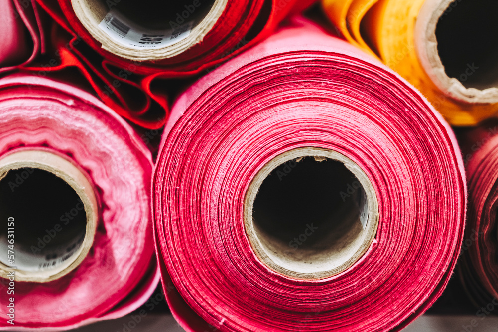 Rouleaux de tissus avec des motifs colorés - Matériel de couture Stock ...