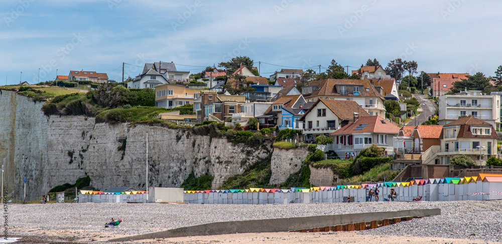 Vue panoramique des falaises de craie et de la ville de Criel-sur-Mer ...