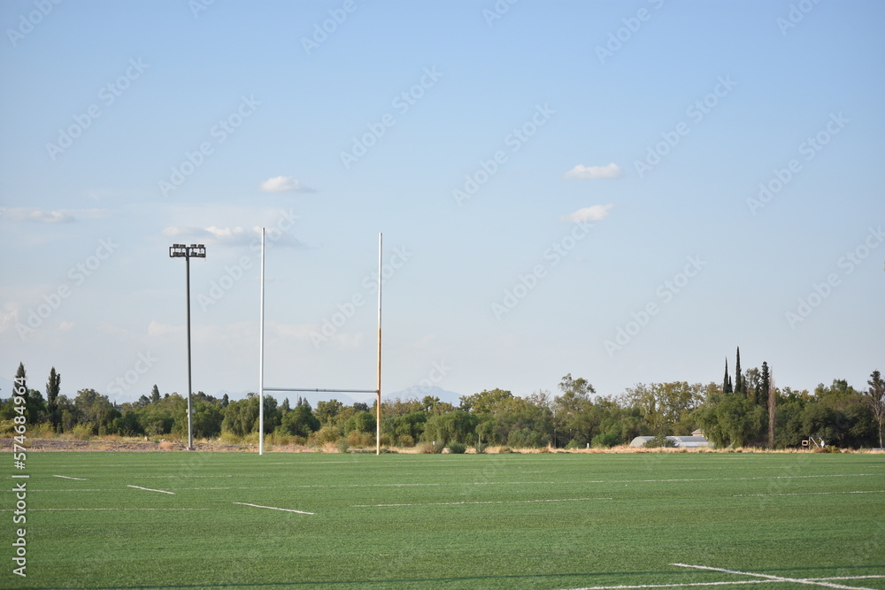 Cancha de rugby acompañada de arboles y cielo nublado Stock Photo ...