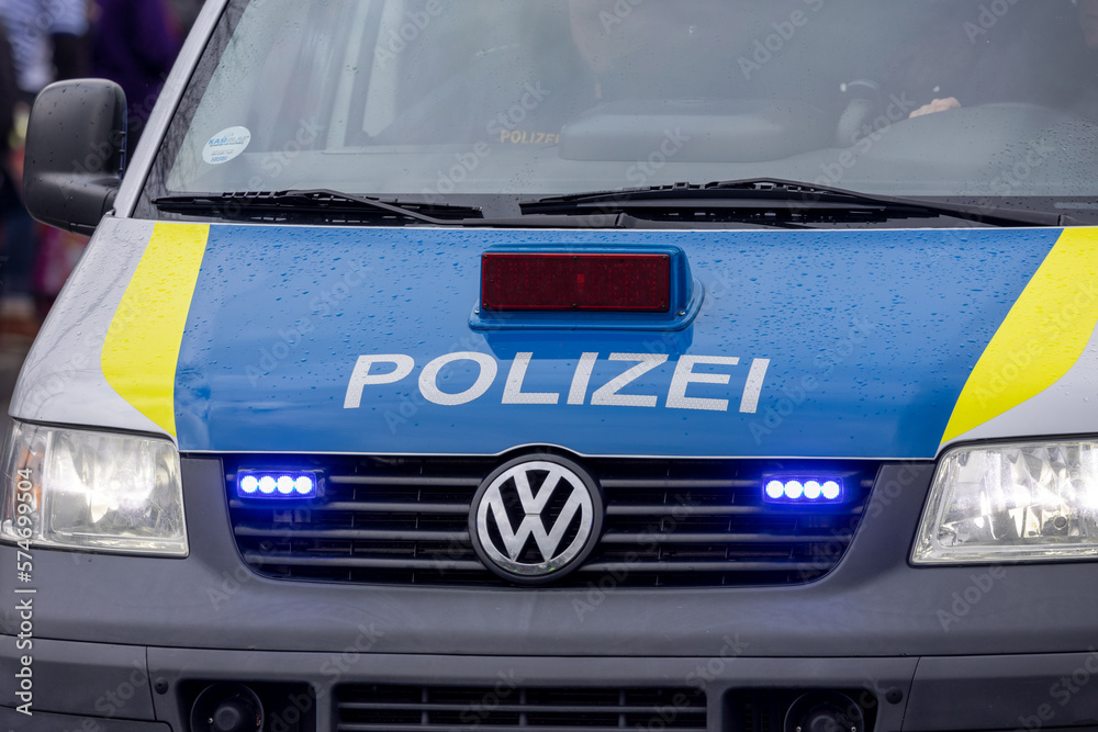 Front eines VW-Bus der bayerischen Polizei mit eingeschalteten ...