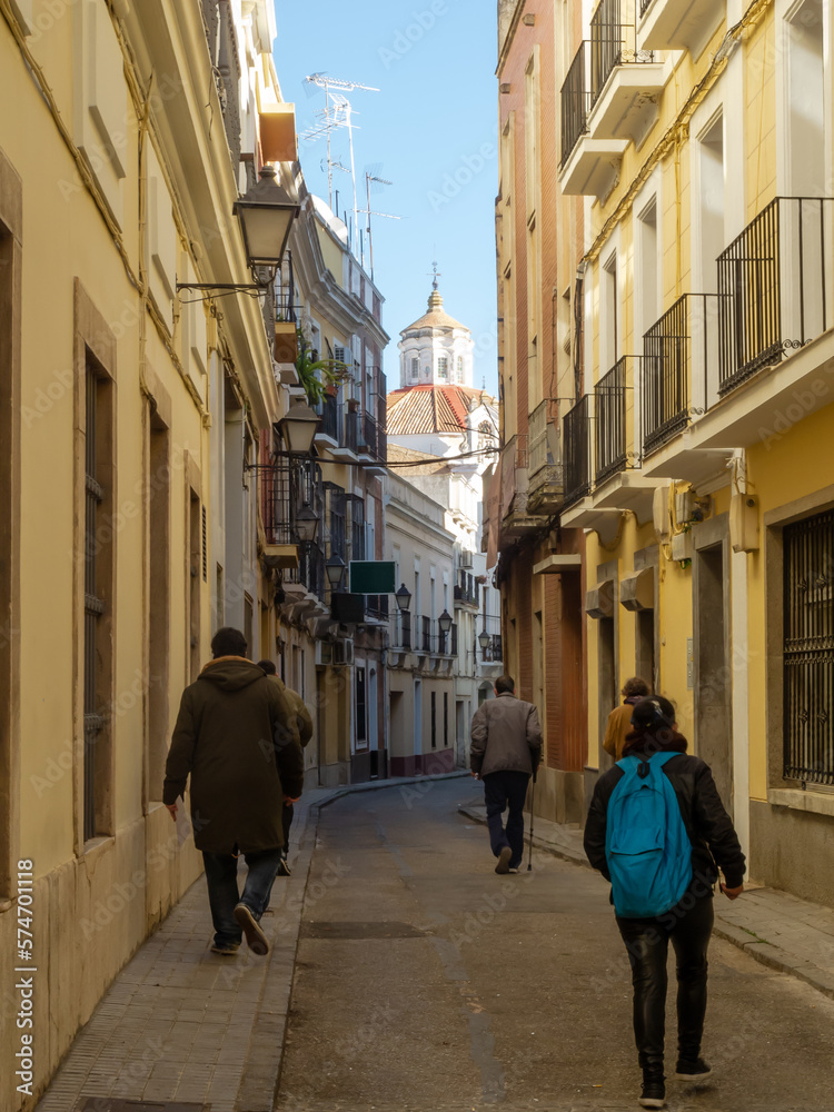Gente paseando por el barrio histórico de una ciudad europea con ...