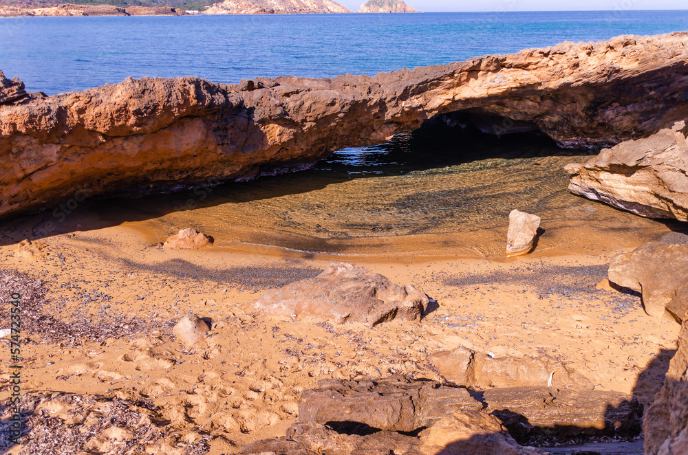 Cala virgen de arena rojiza y agua cristalina del norte de Menorca ...