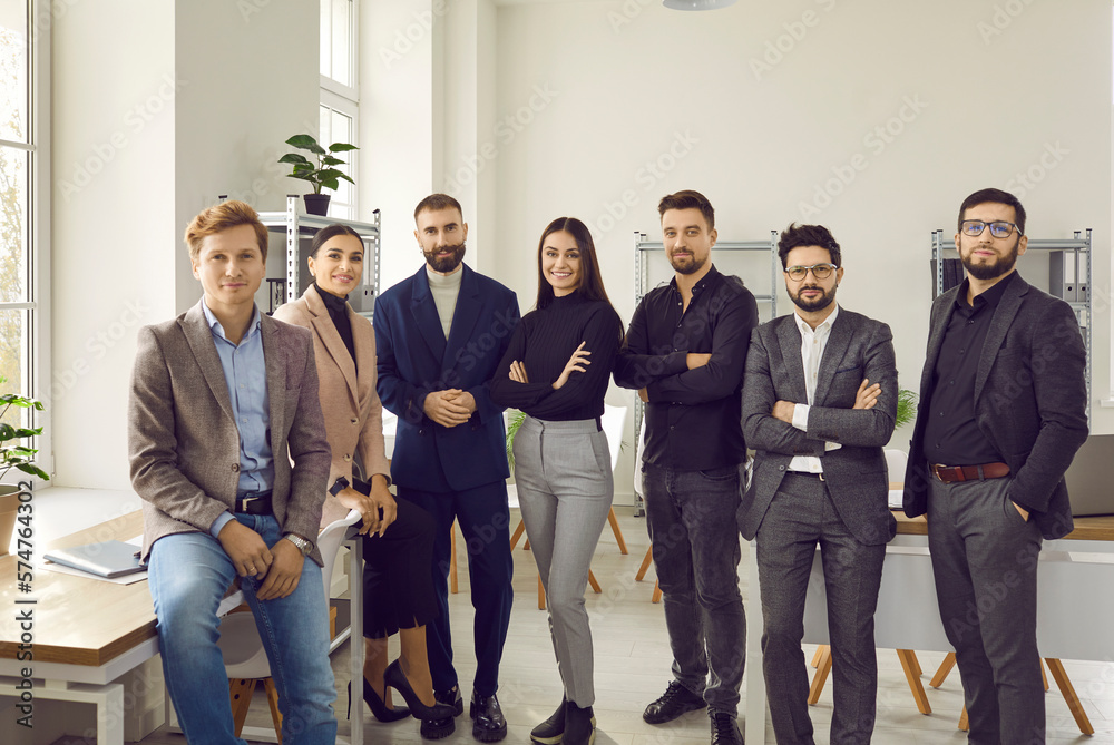 Foto de Team of happy successful business people at work. Group ...